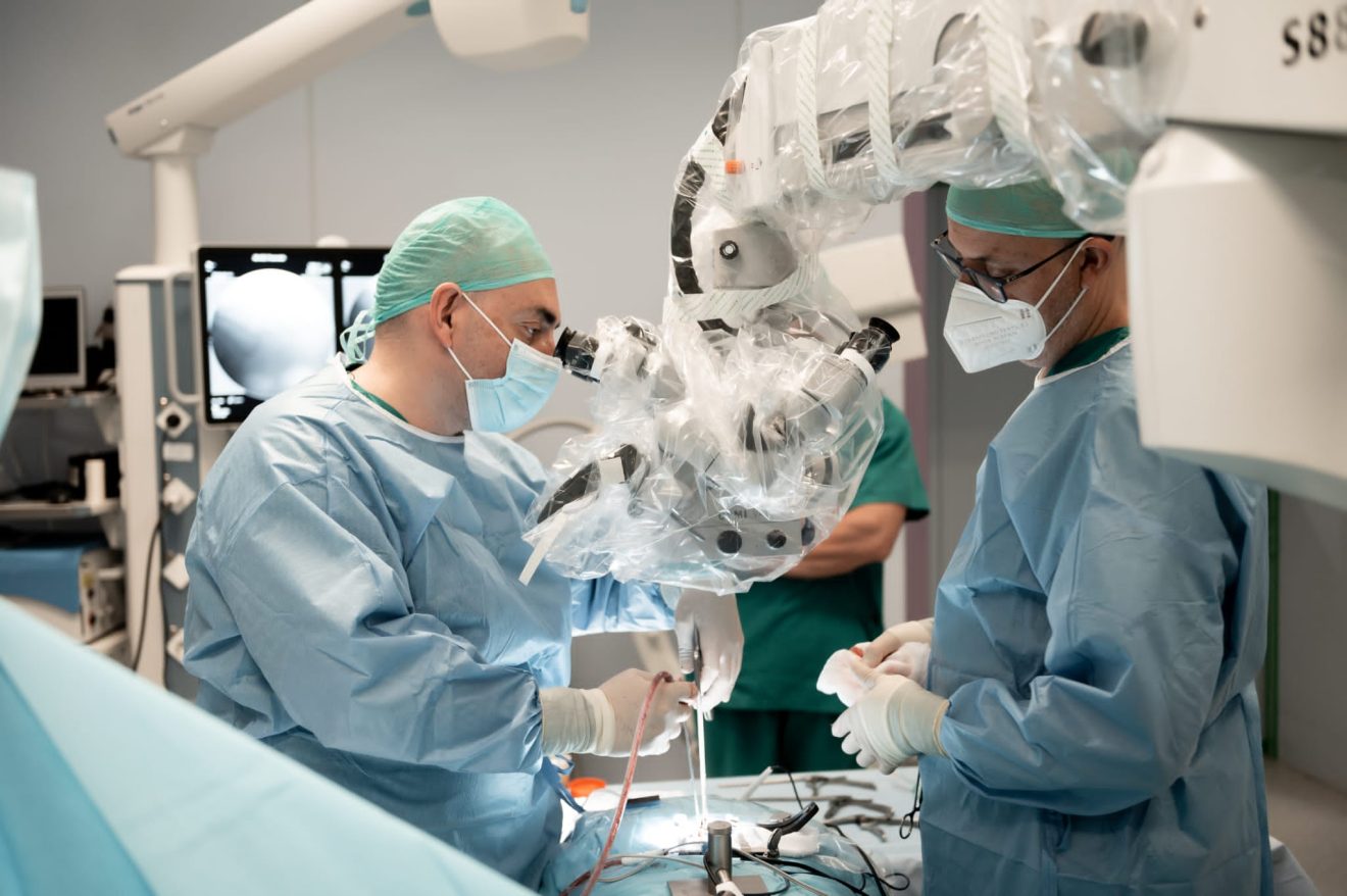 Neurocirujano de columna como solución a hernias discales y estenosis